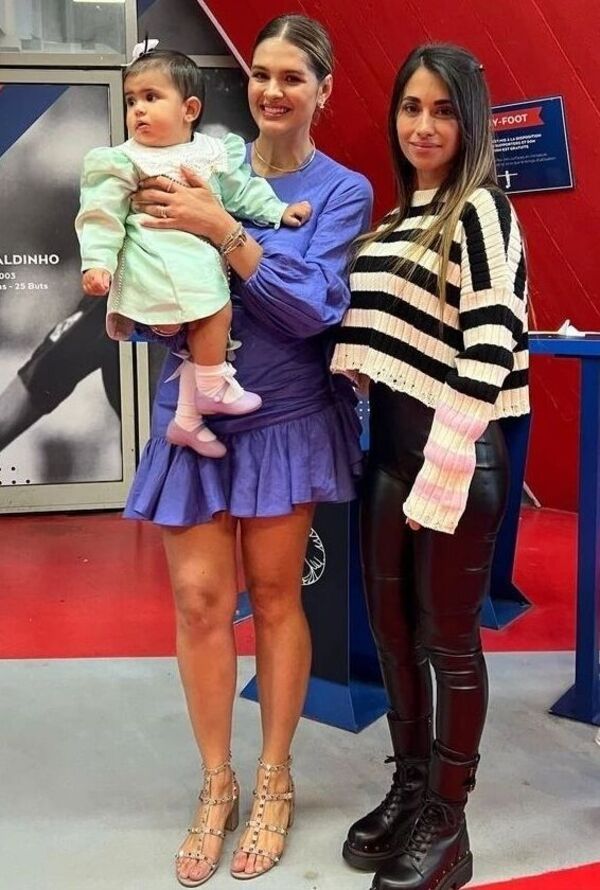 Antonela Roccuzzo mostró su colección de mini bags que son furor en Europa